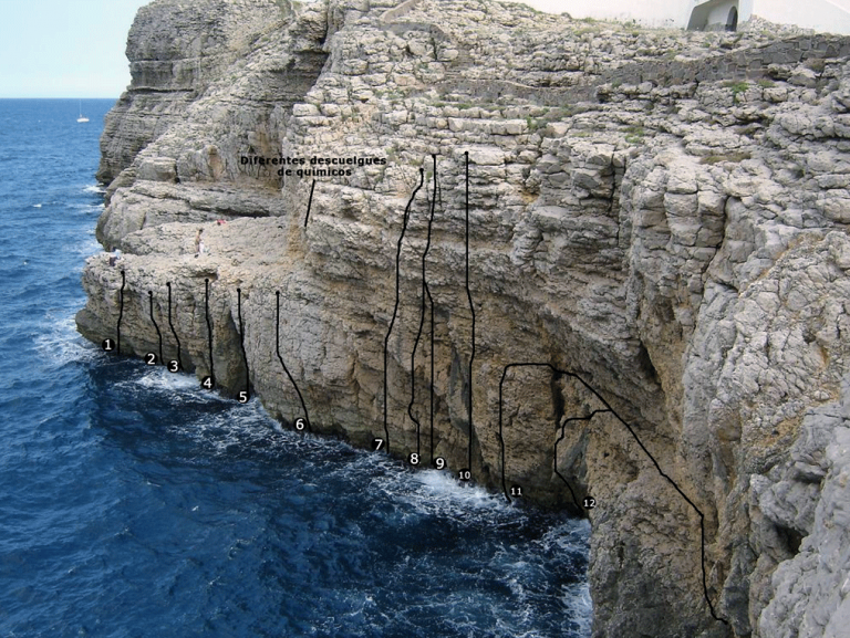 Deep water soloing in Costa Brava - Psicobloc L'Escala - Laid-back places
