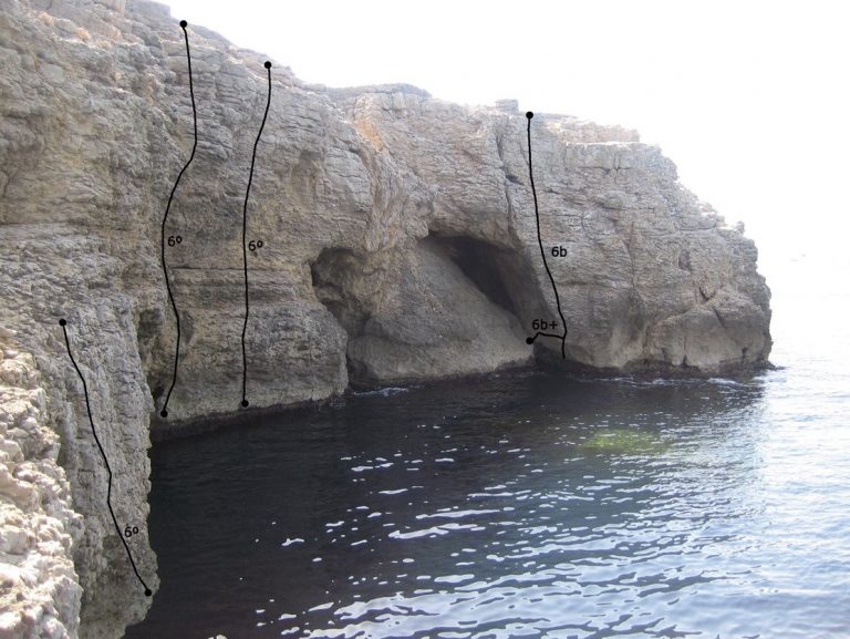 Deep water soloing in Costa Brava - Psicobloc L'Escala - Laid-back places